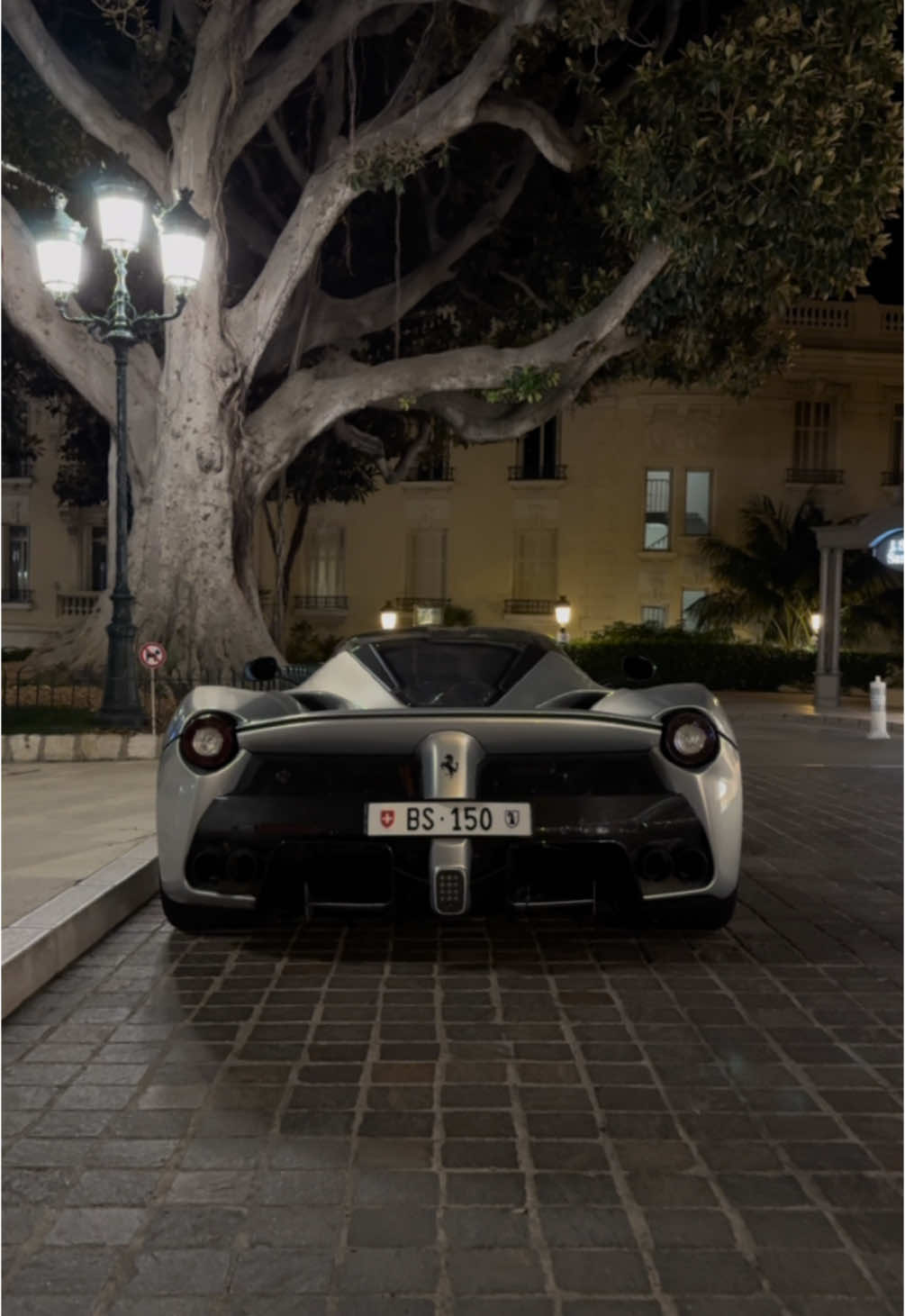 Laferrari in the night 🤩 #ferrari | Math (@cariviera)
