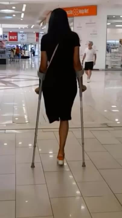 Confident amputee girl shopping | amputeegirls1 (@amputeegirls1)