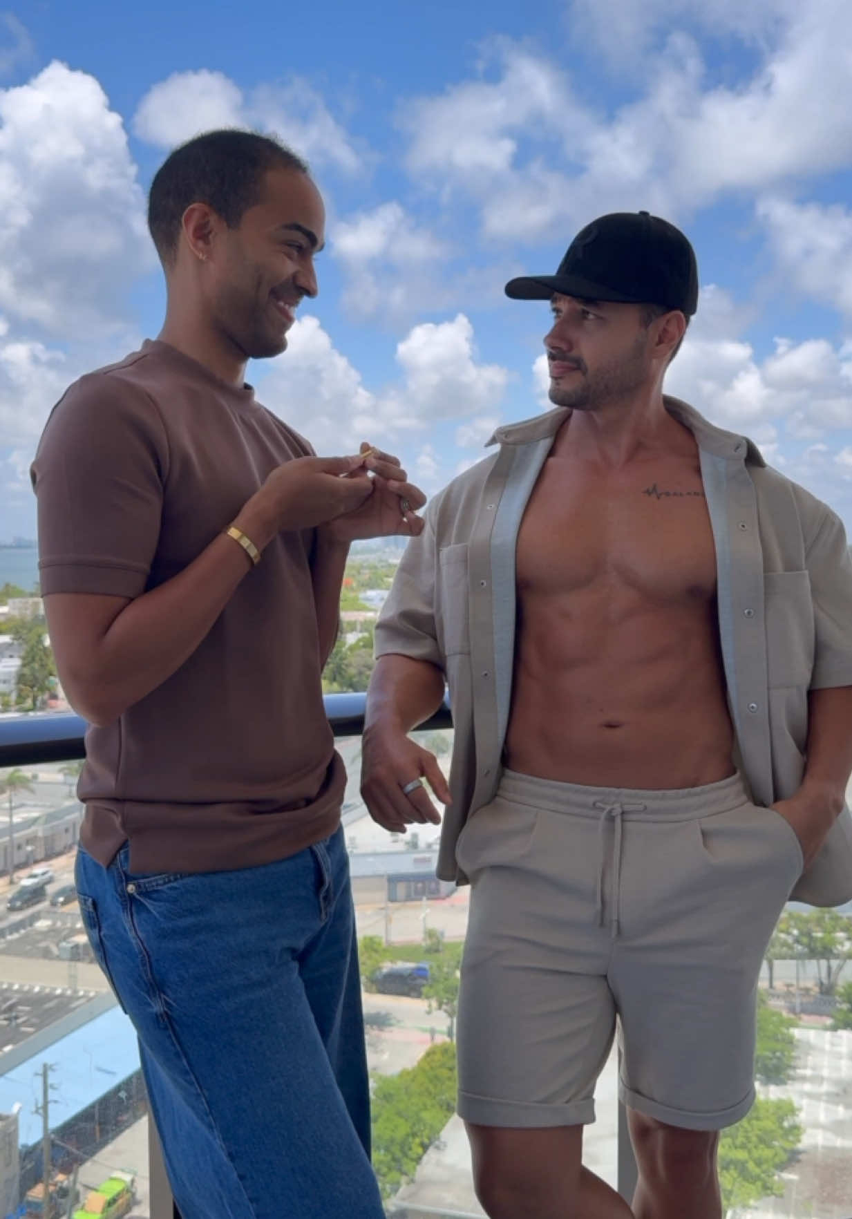 El no cayó en mi perfume @Tian | Pollito Tropical (@pollitotropical)