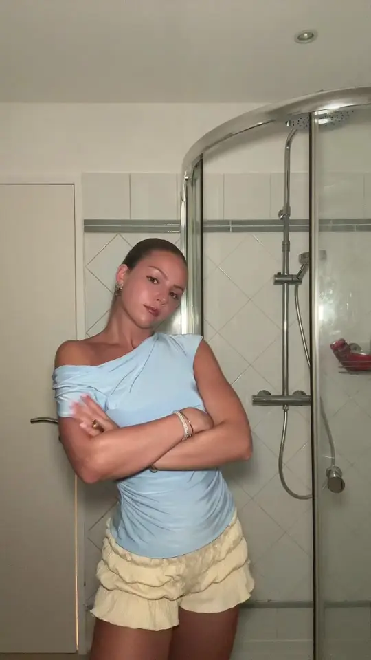 Juliahlrr (@juliaahlr) - Urlebird