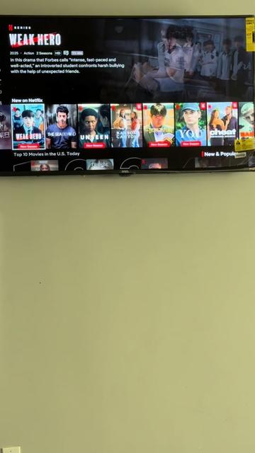 Netflix went back with the old layout | shelassita🇨🇮🇺🇸 (@shelassita)