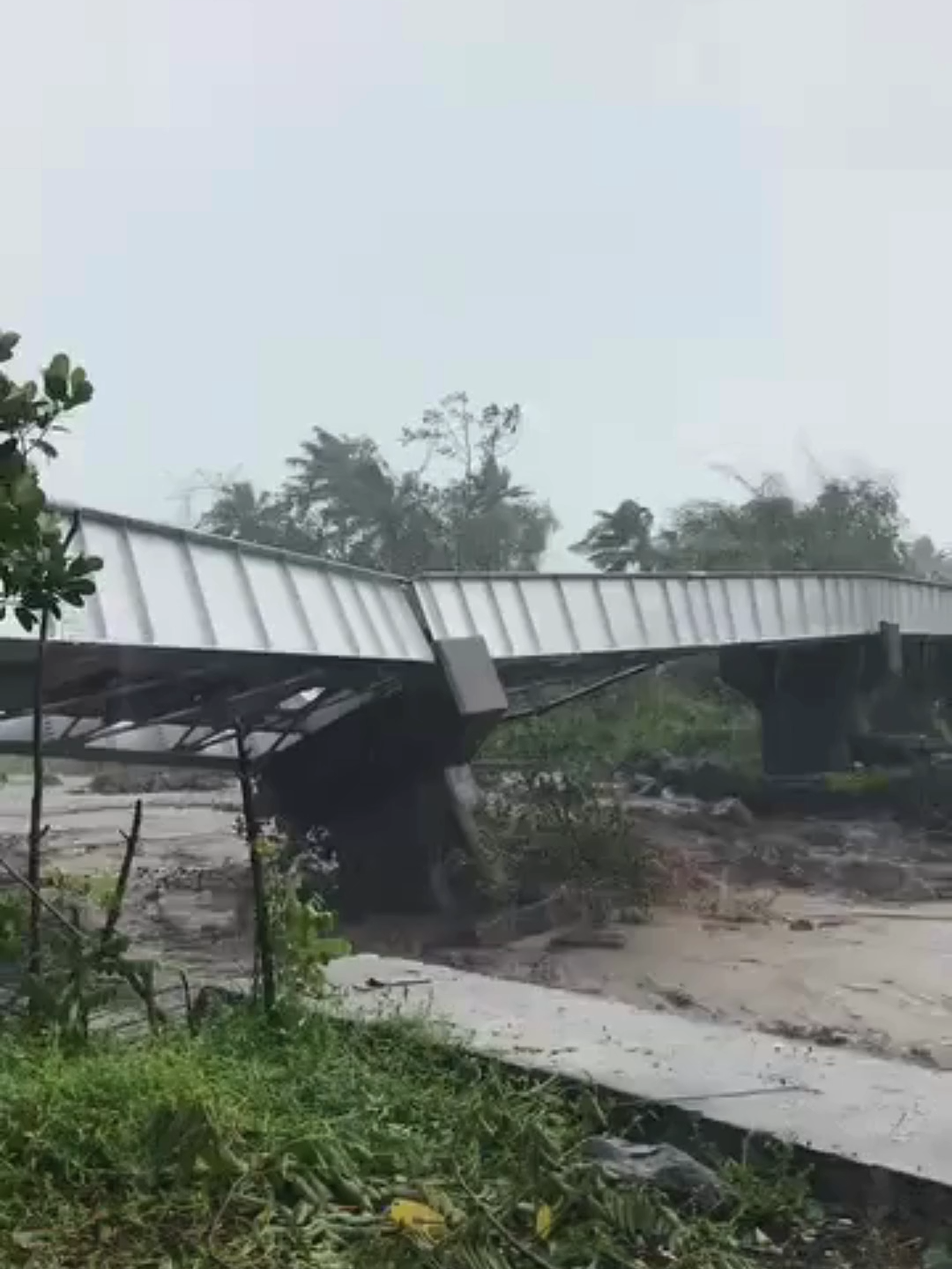 Tulay na riles ng tren sa Guinobatan | GMA News (@gmanews)
