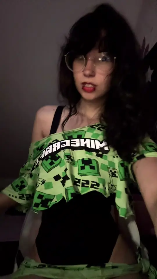 monique (@monisuea) - Urlebird