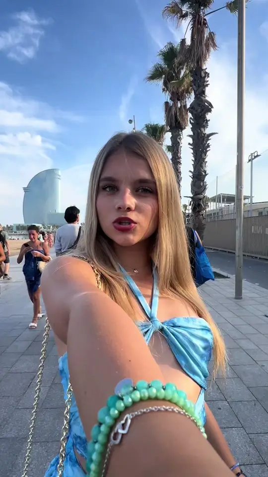 𝑨𝒎𝒆𝒍𝒌𝒂 💗 (@amelia_wanowska) - Urlebird