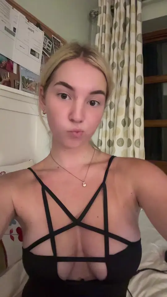 Arina_mirova (@arinamirova) - Urlebird