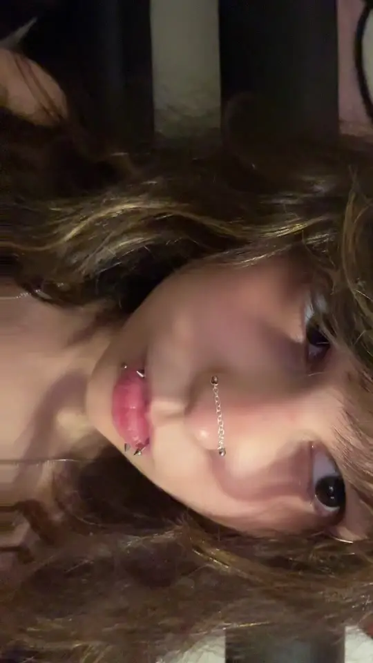 monique (@monisuea) - Urlebird