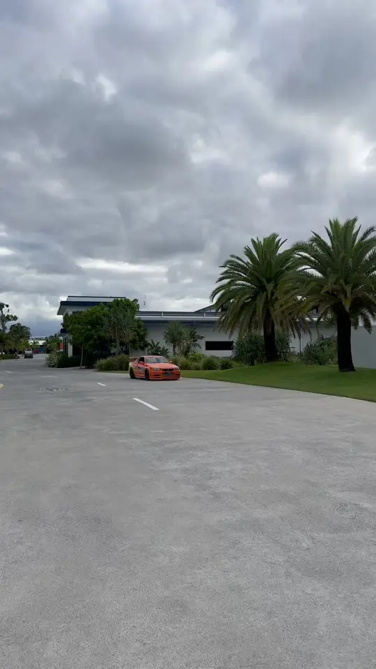 Tommi Ortega (@e30princess) - Urlebird