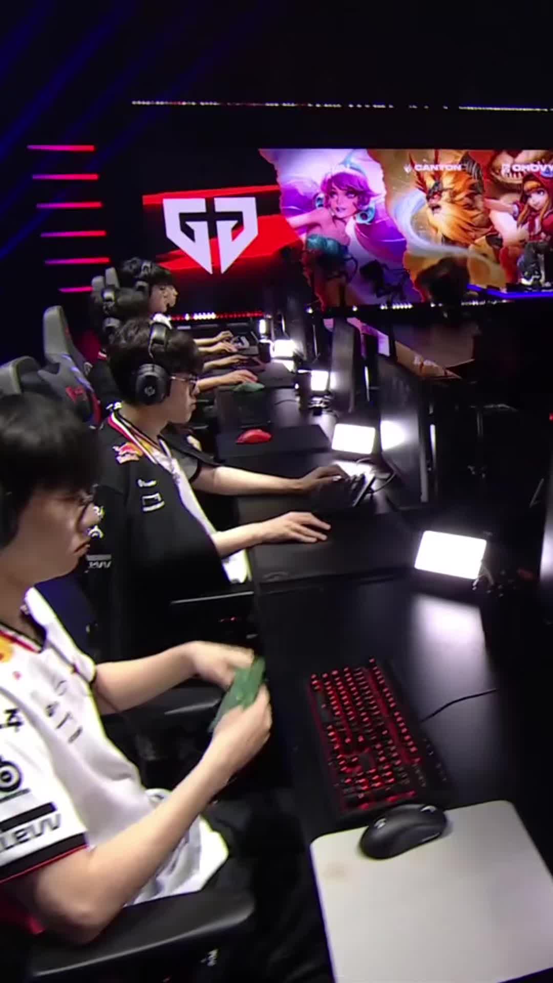 twitch.tv/ann1ed (@anniied) - Urlebird