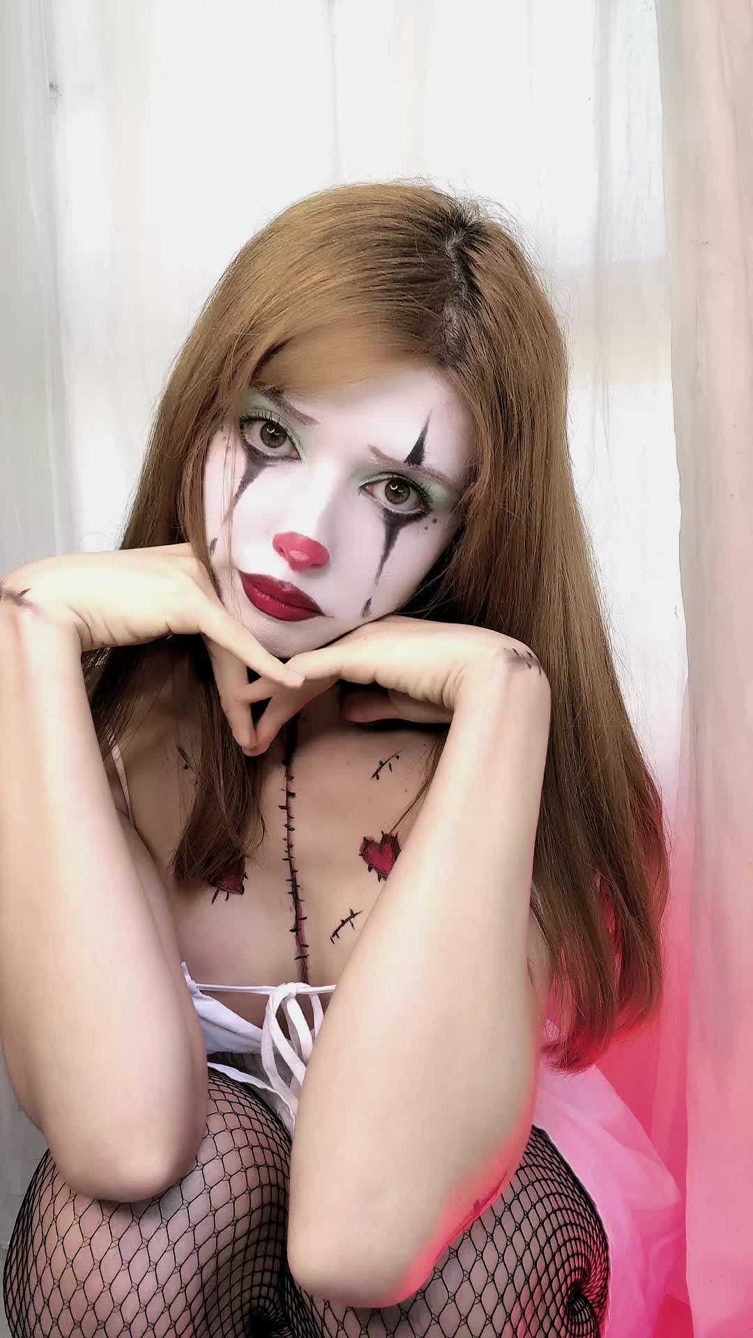Elowen Clown (@elowen.fawn) - Urlebird
