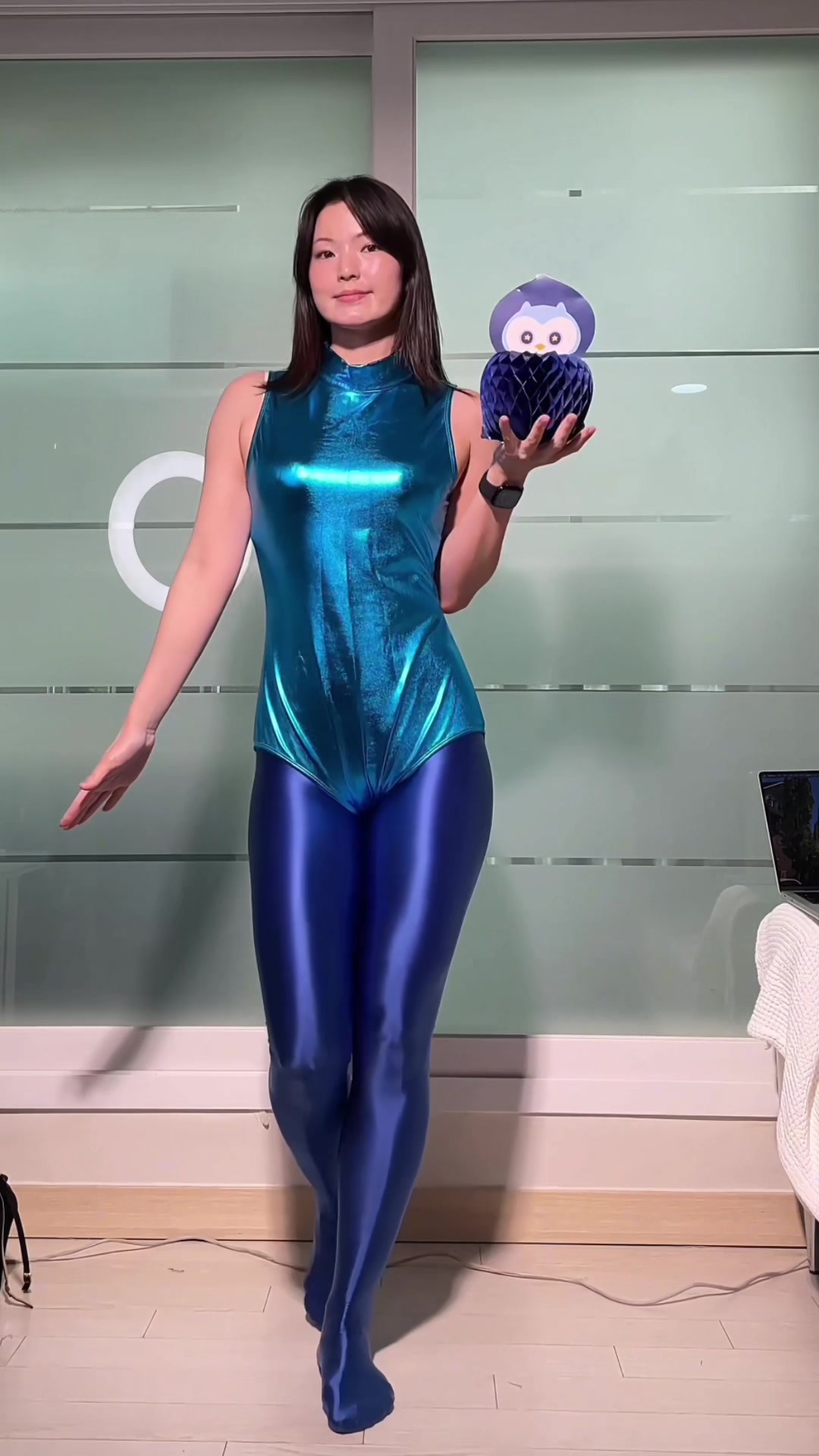 An alien 👽 Metallic girl bleep— bloop— | CuteKR (@cutekr)
