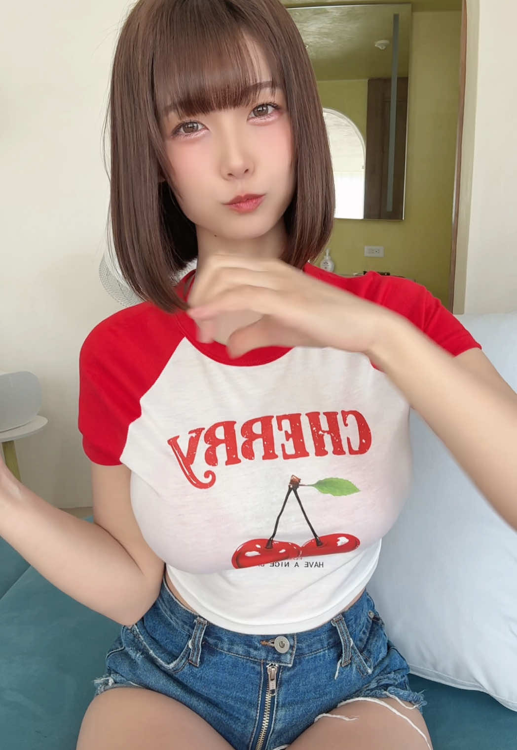 るるたん🐳🍑8/20ワニブックスから写真集発売決定🎉 (@ruruka820) - Urlebird