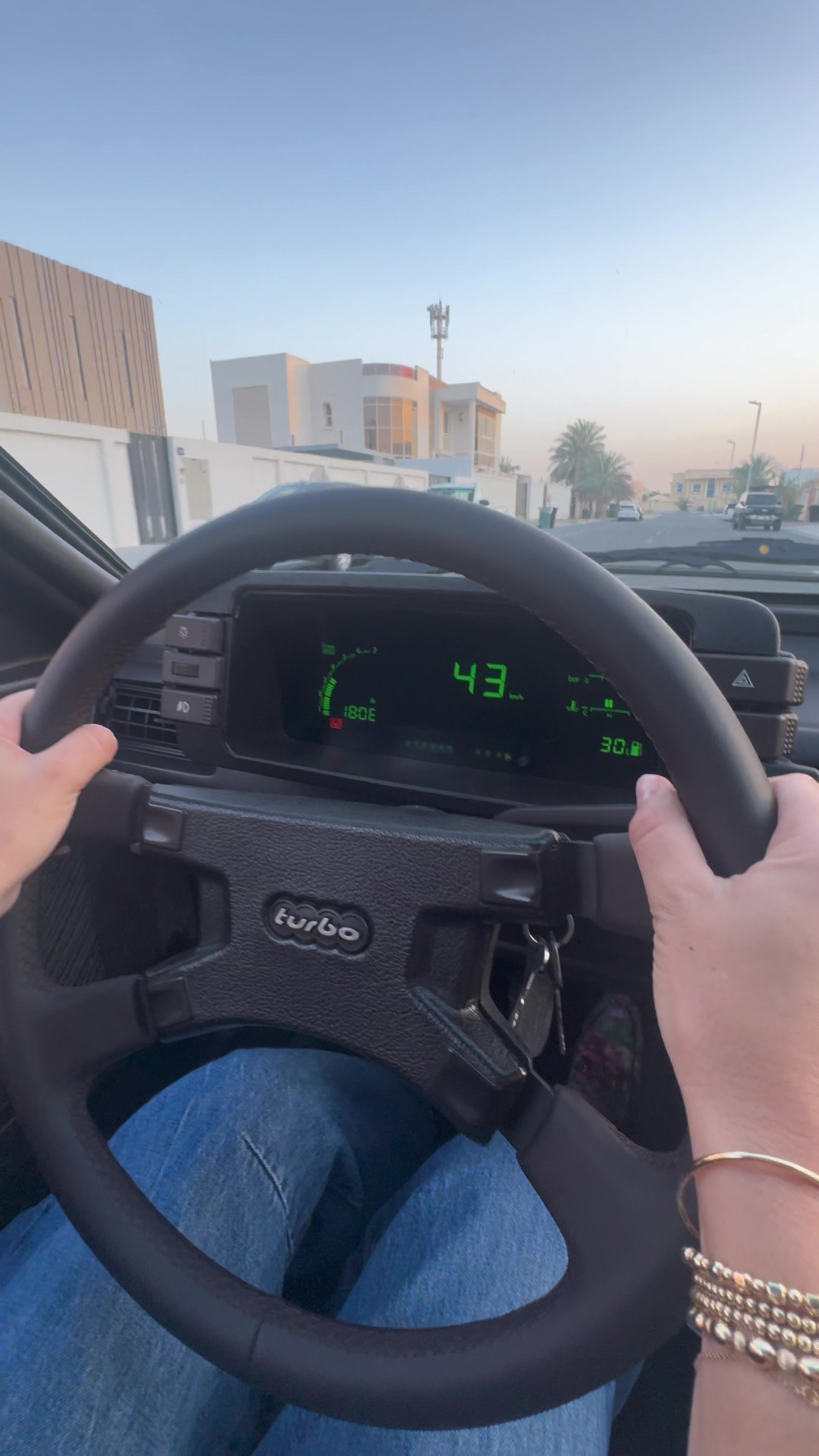 LauraB (@laurabtlrr) - Urlebird