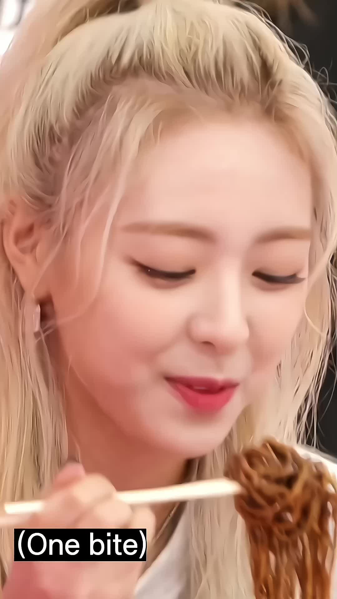 (🍜) yuna eating fancam - #itzy #yuna | 🥐 ☆ idol mukbang ☆ 🥐 (@jzjnnie)