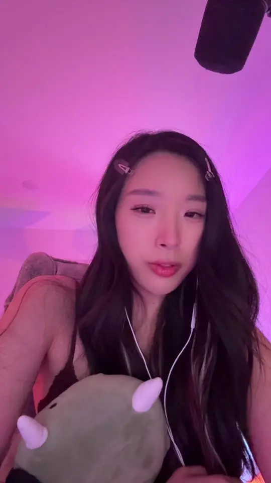 Elle Lee (@elleleeofficial) - Urlebird