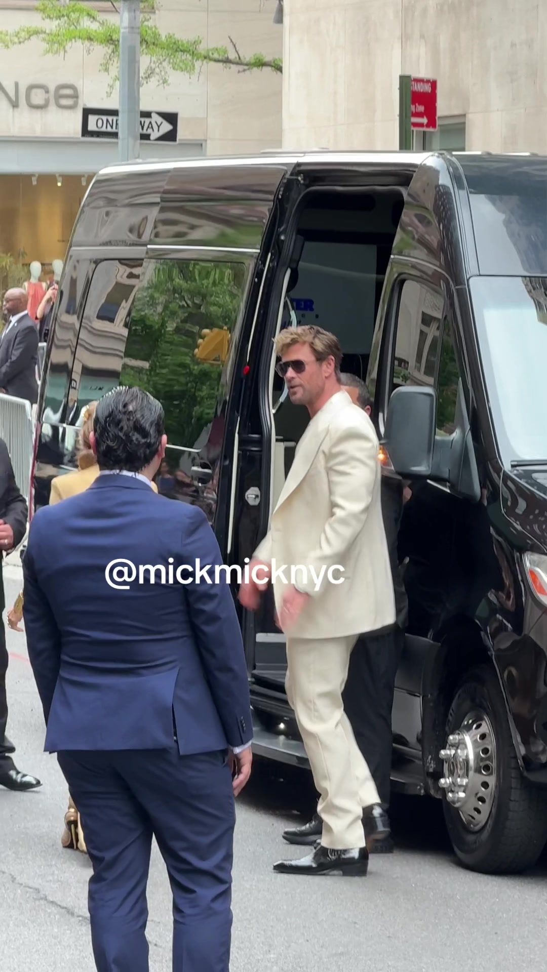 Chris Hemsworth & Sydney Sweeney | New York Mickey (@mickmicknyc)