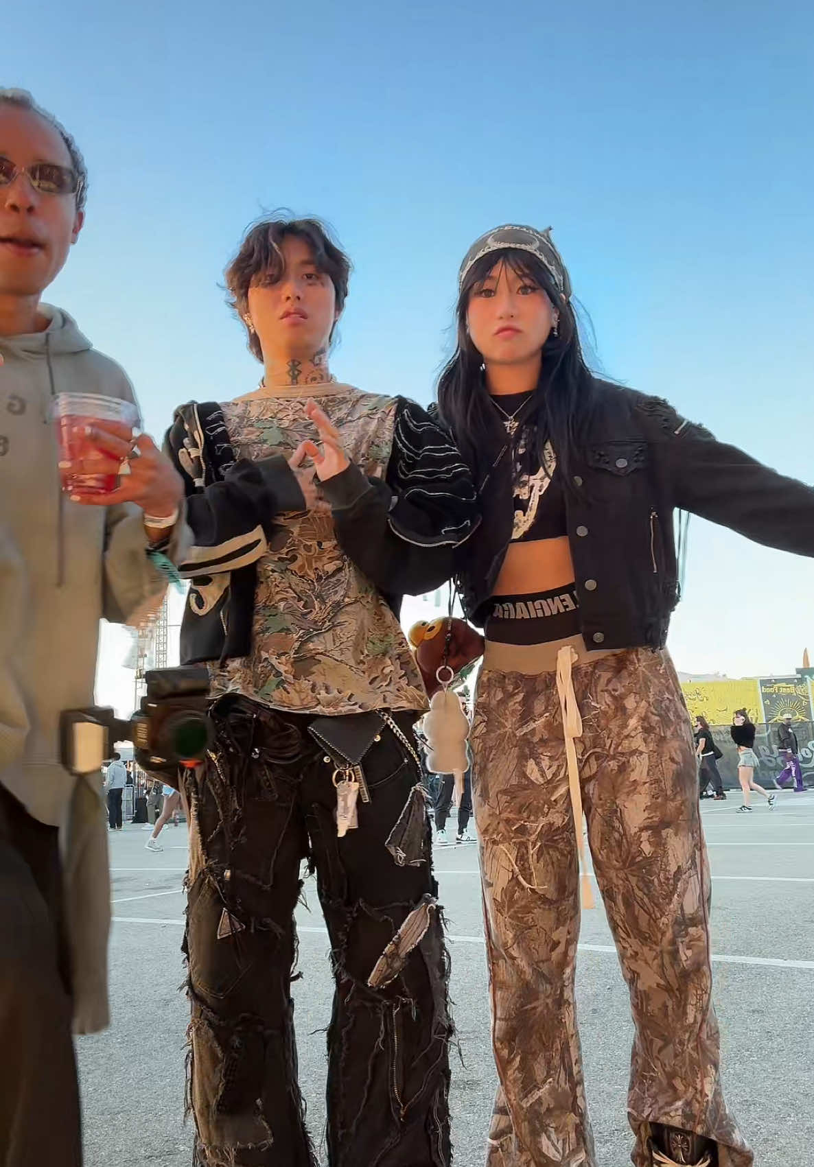 siapa yg kalo jalan sama temen, udh kyk | nutnut (@esgriminut)