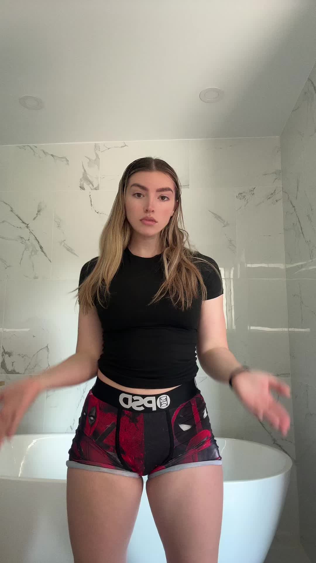 Carley (@carleycakeee) - Urlebird