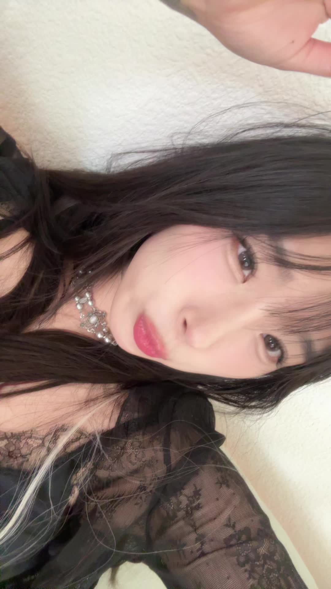 Elle Lee (@elleleeofficial) - Urlebird