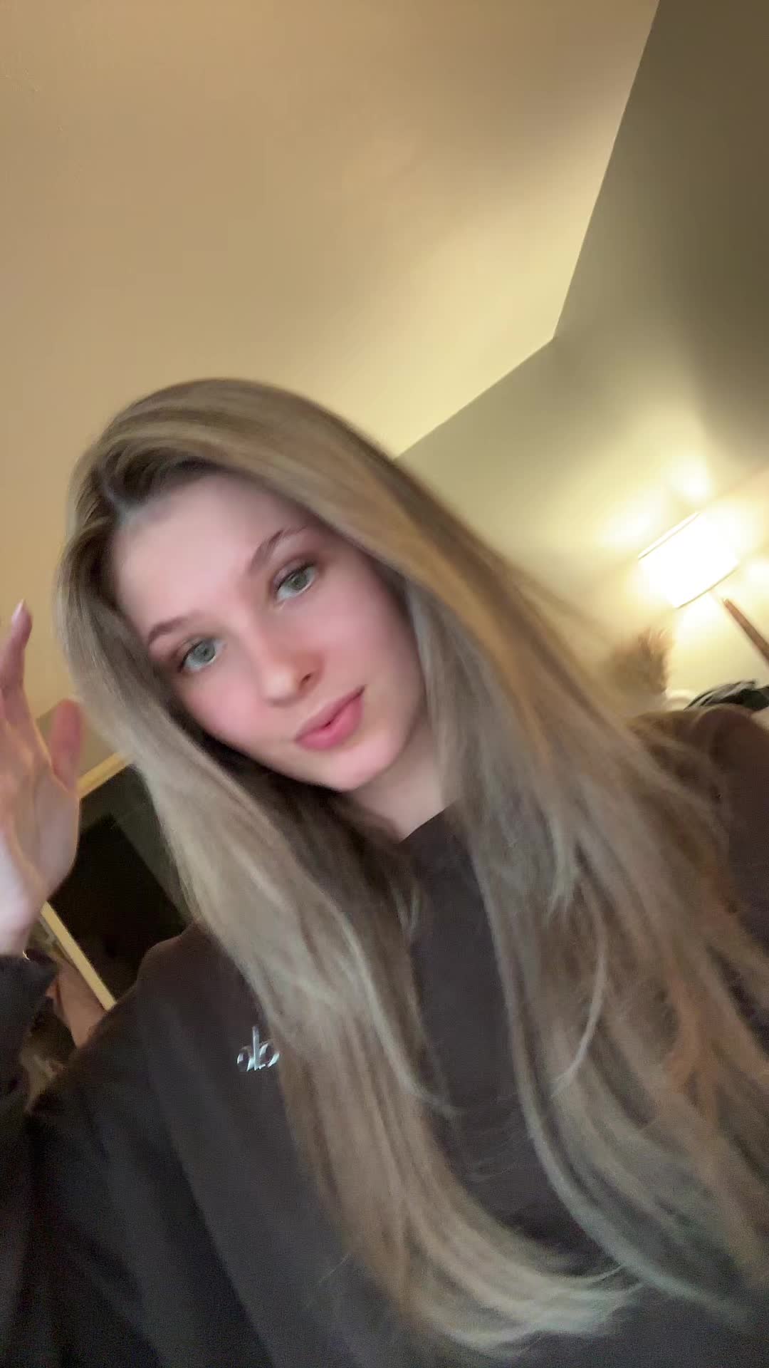 Jess🤍 (@jessgeng) - Urlebird