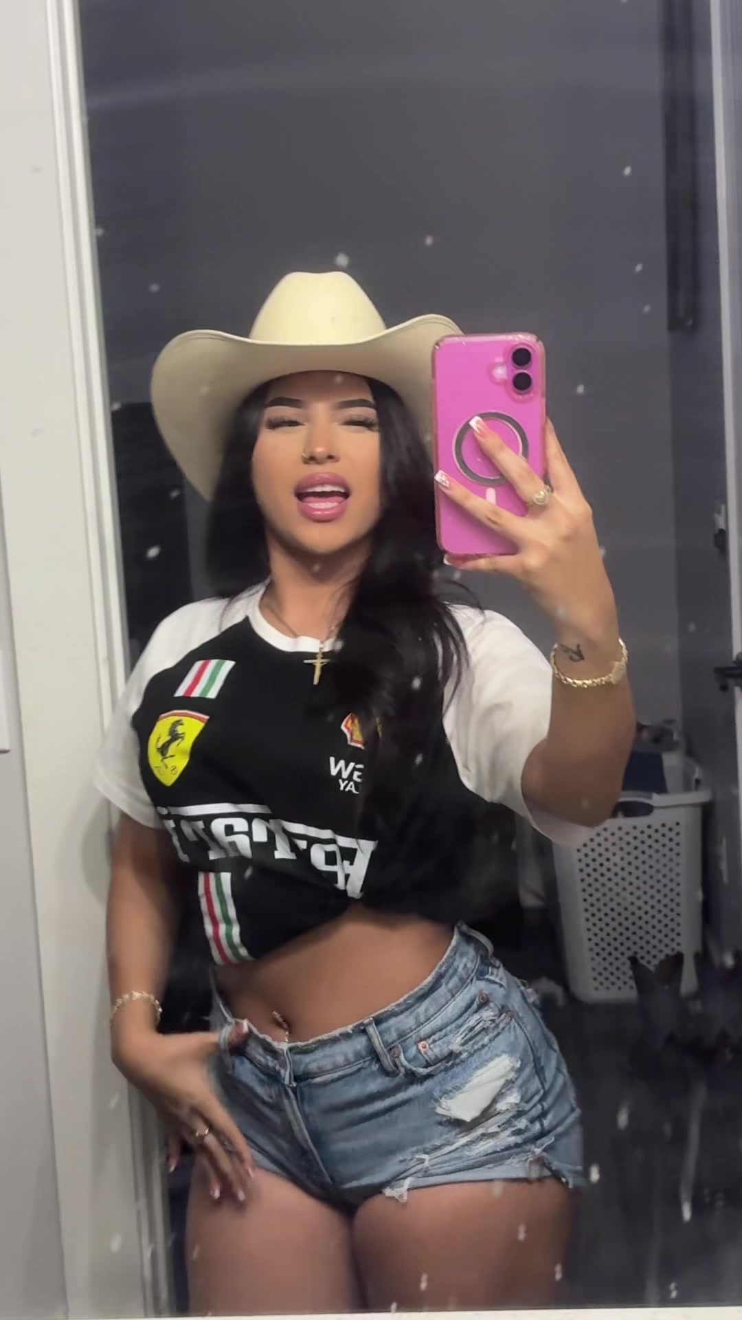 Anahi (@weluvanahi) - Urlebird