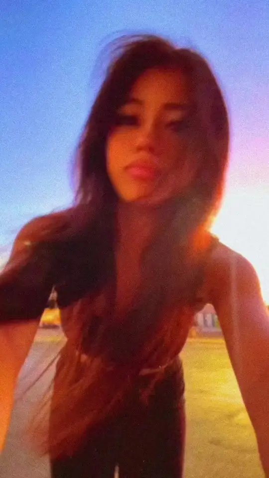 Sophia (@phia.liz) - Urlebird