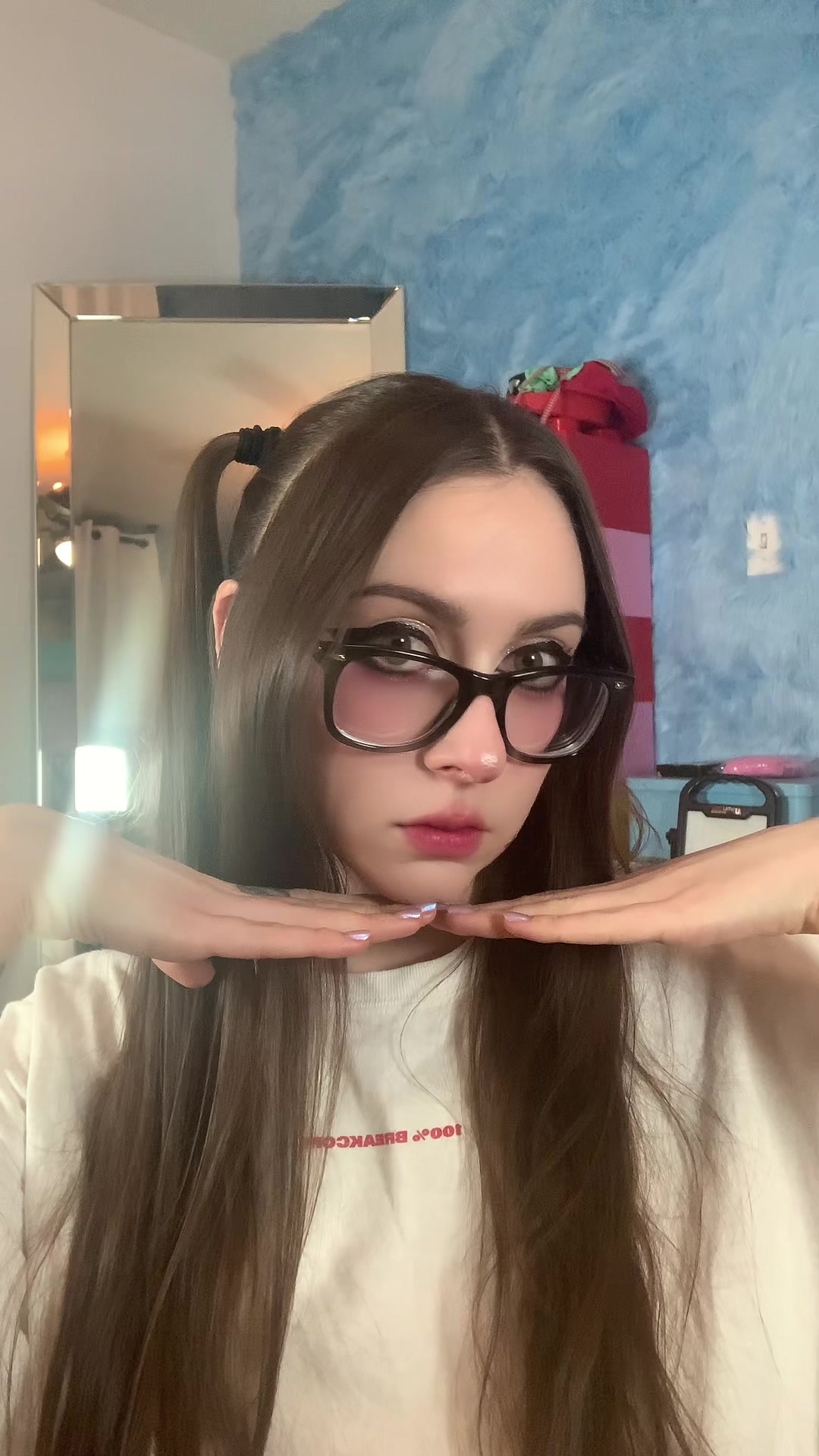 Luna C. Kitsuen (@lunackitsuen) - Urlebird