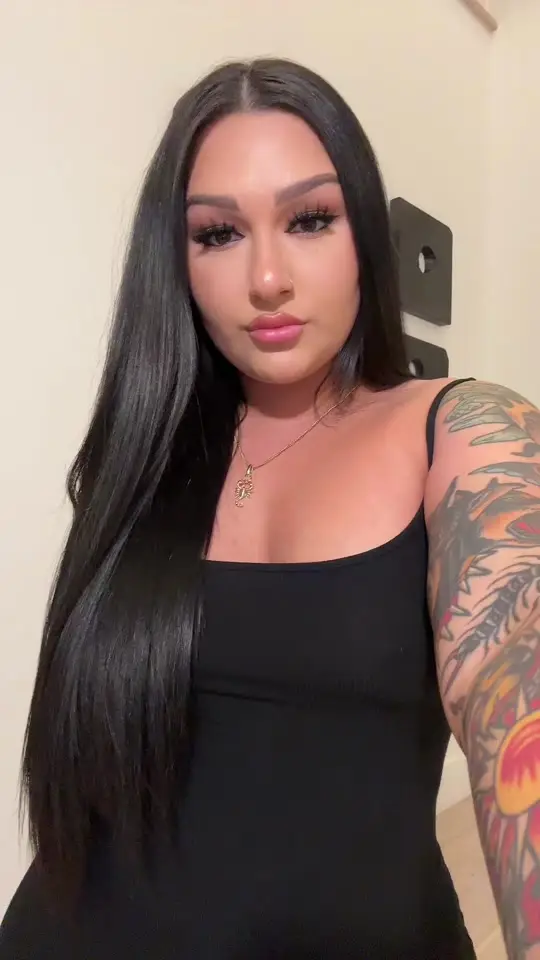 Roxanne Roselle 🌹 (@roxroselle) - Urlebird