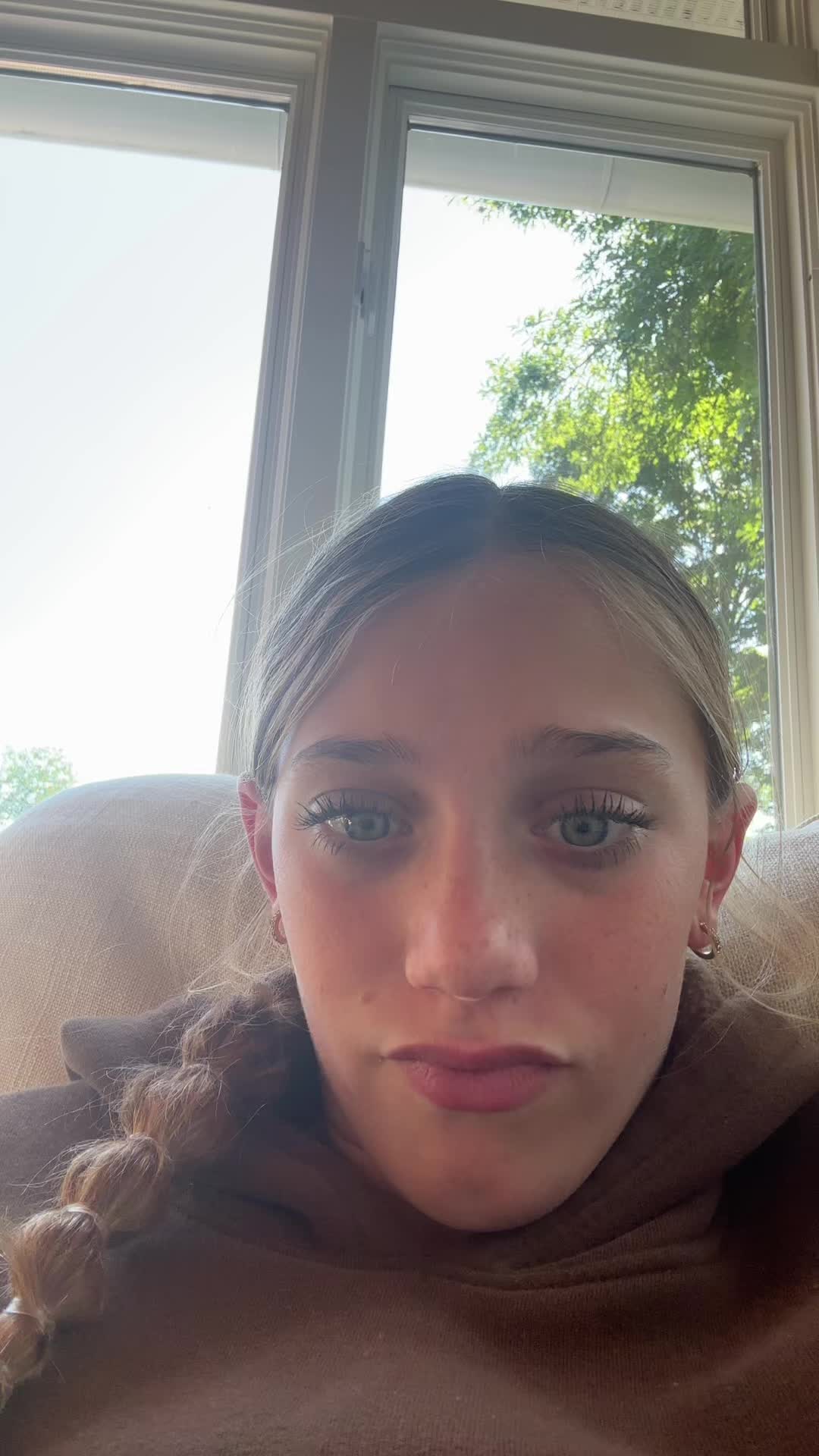 a lil beach picnic for the soul 😌💐🧺 | Lauren (@itslaaurr)