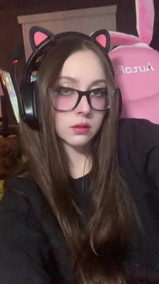 Luna C. Kitsuen (@lunackitsuen) - Urlebird