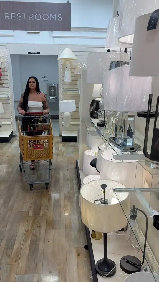 Roxanne Roselle 🌹 (@roxroselle) - Urlebird