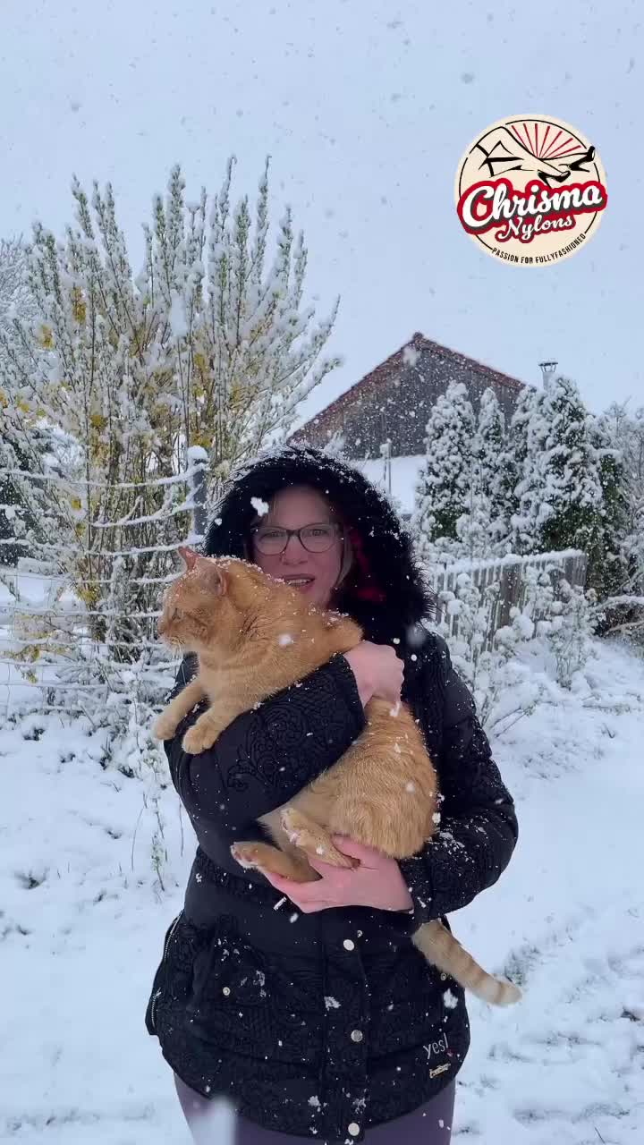 Chrisma (@chrisma_nylons) - Urlebird