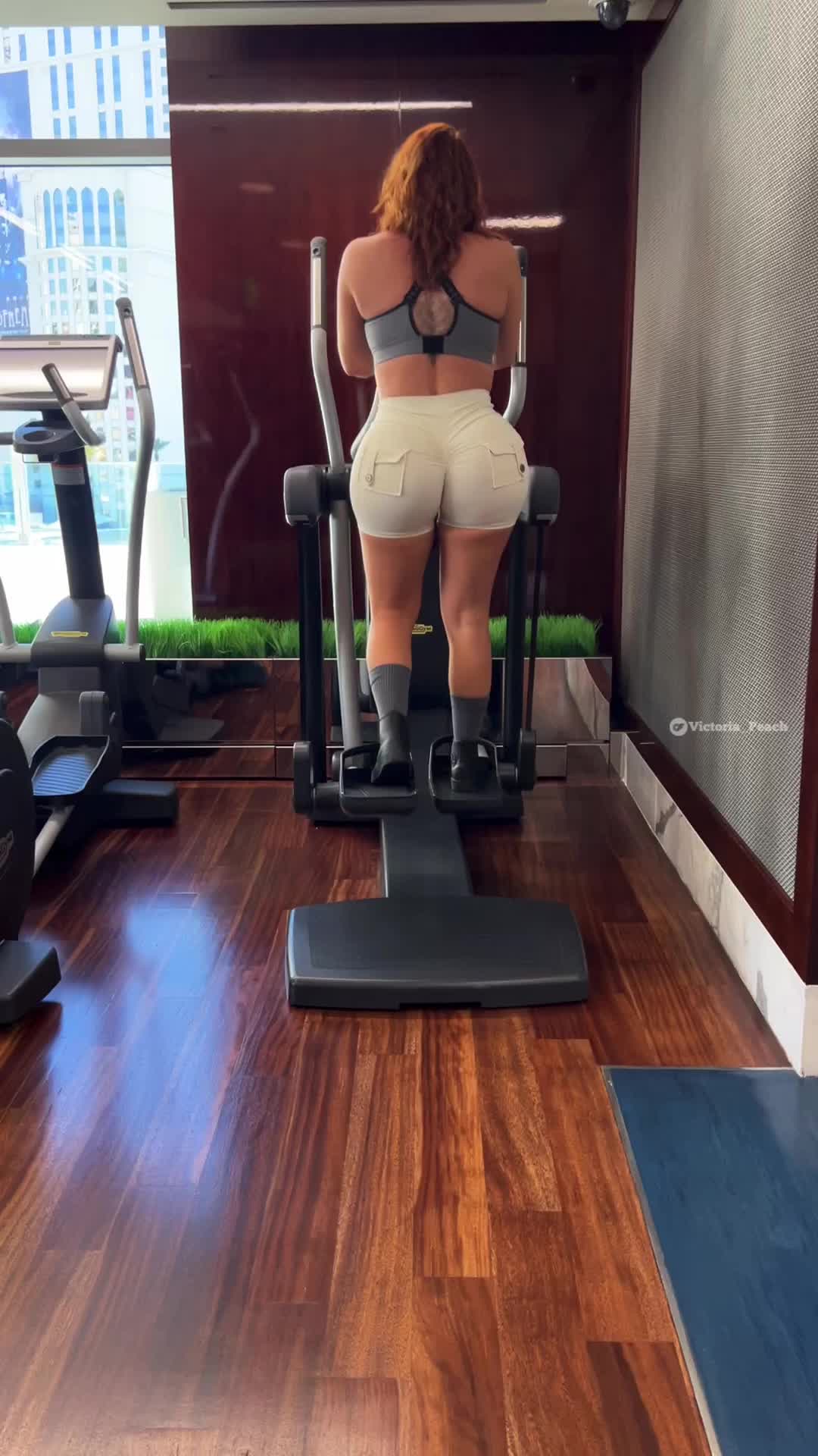 Peaches (@stickiest_peach) - Urlebird