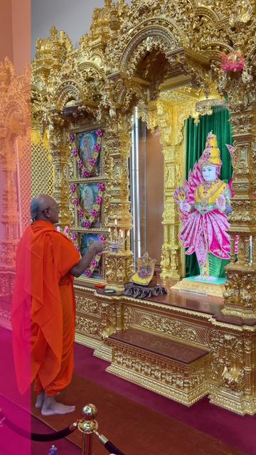 Day 2: Mangla Aarti Divine Mangla Aarti | Swaminarayan Mandir Kingsbury ...