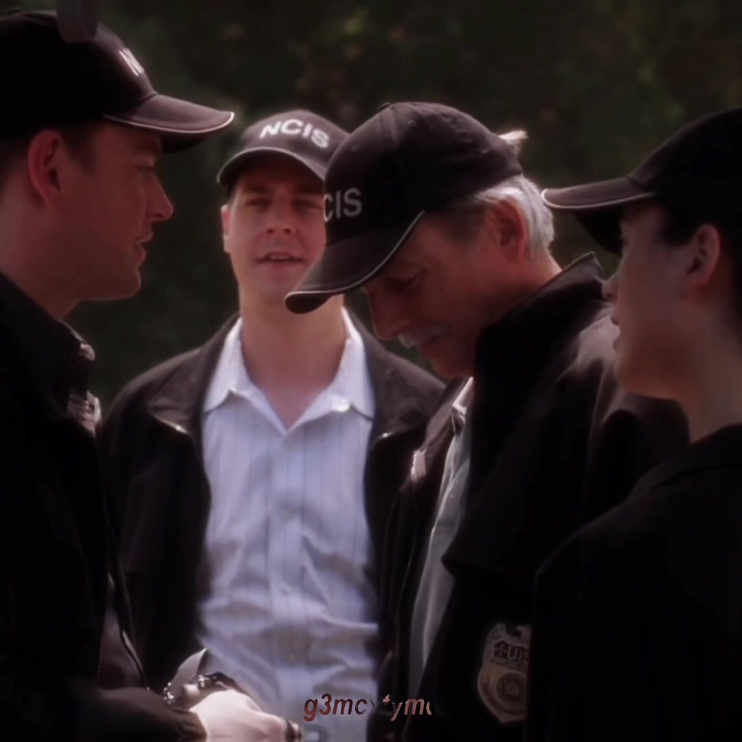 Feeling fierce in crimson and gold 🌴 | Charice (@pixel_pixie_ca)